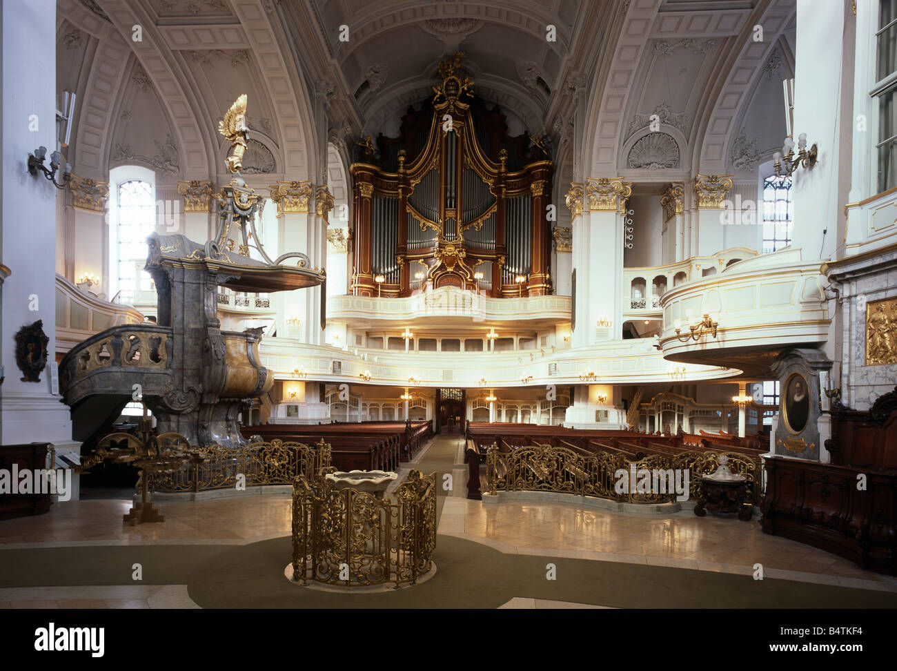 Hamburg, Michaeliskirche, Innenansicht Richtung Westen Stock Photo - Alamy