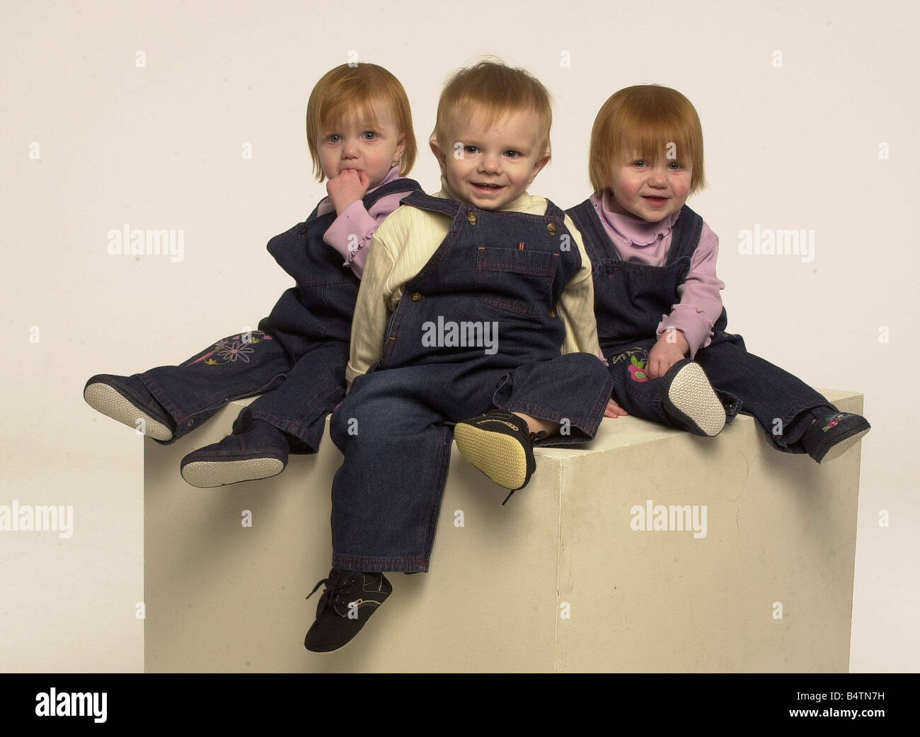 Twin child actors hi-res stock photography and images - Alamy