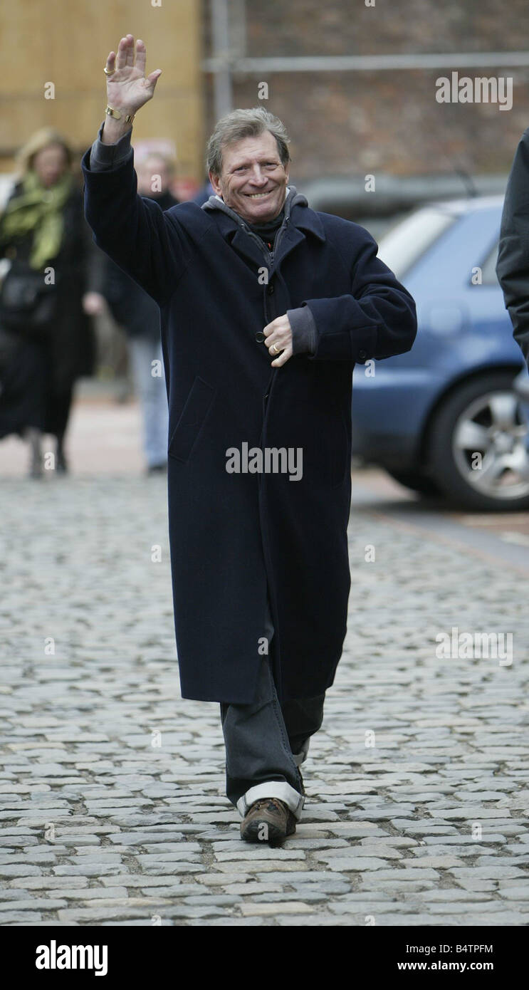 Actor Johnny Briggs March 2006 gives a wave on his last day filming on ...
