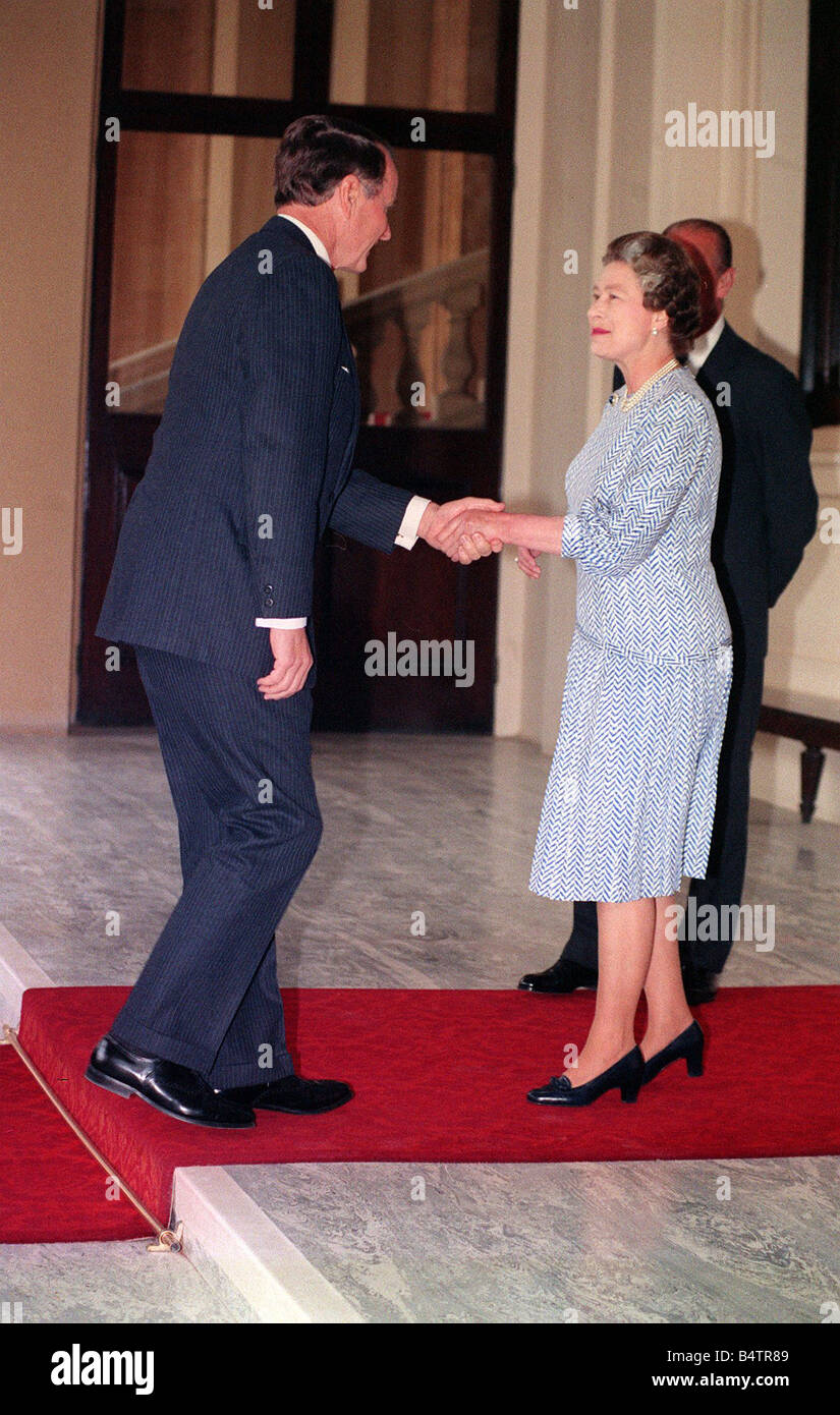 President George Bush June 1989 greets Queen Elizabeth II during a ...