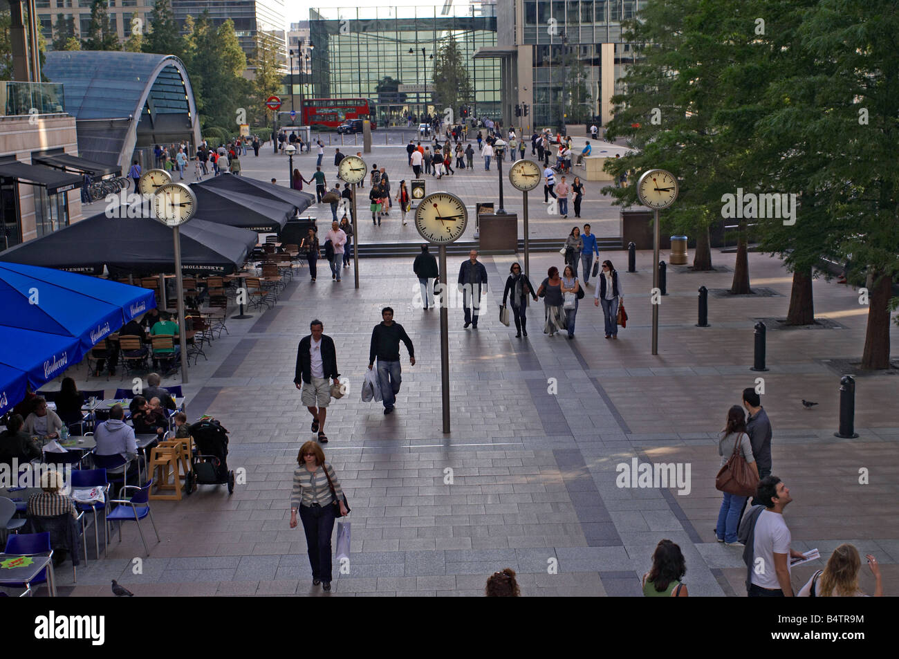 The busy Piazza in Canada Square Canary Wharf Stock Photo - Alamy