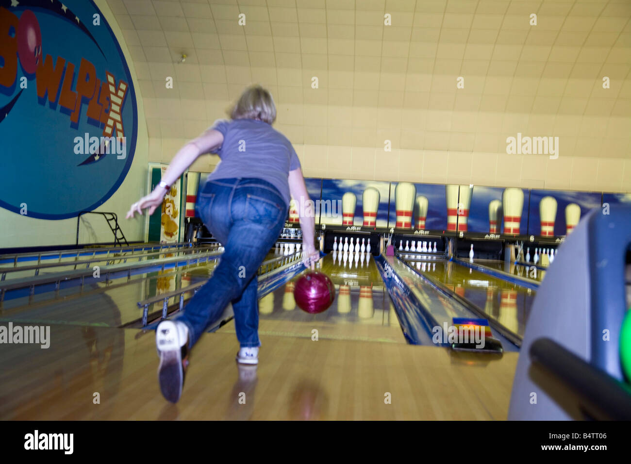 Ten pin bowling woman hi-res stock photography and images - Alamy