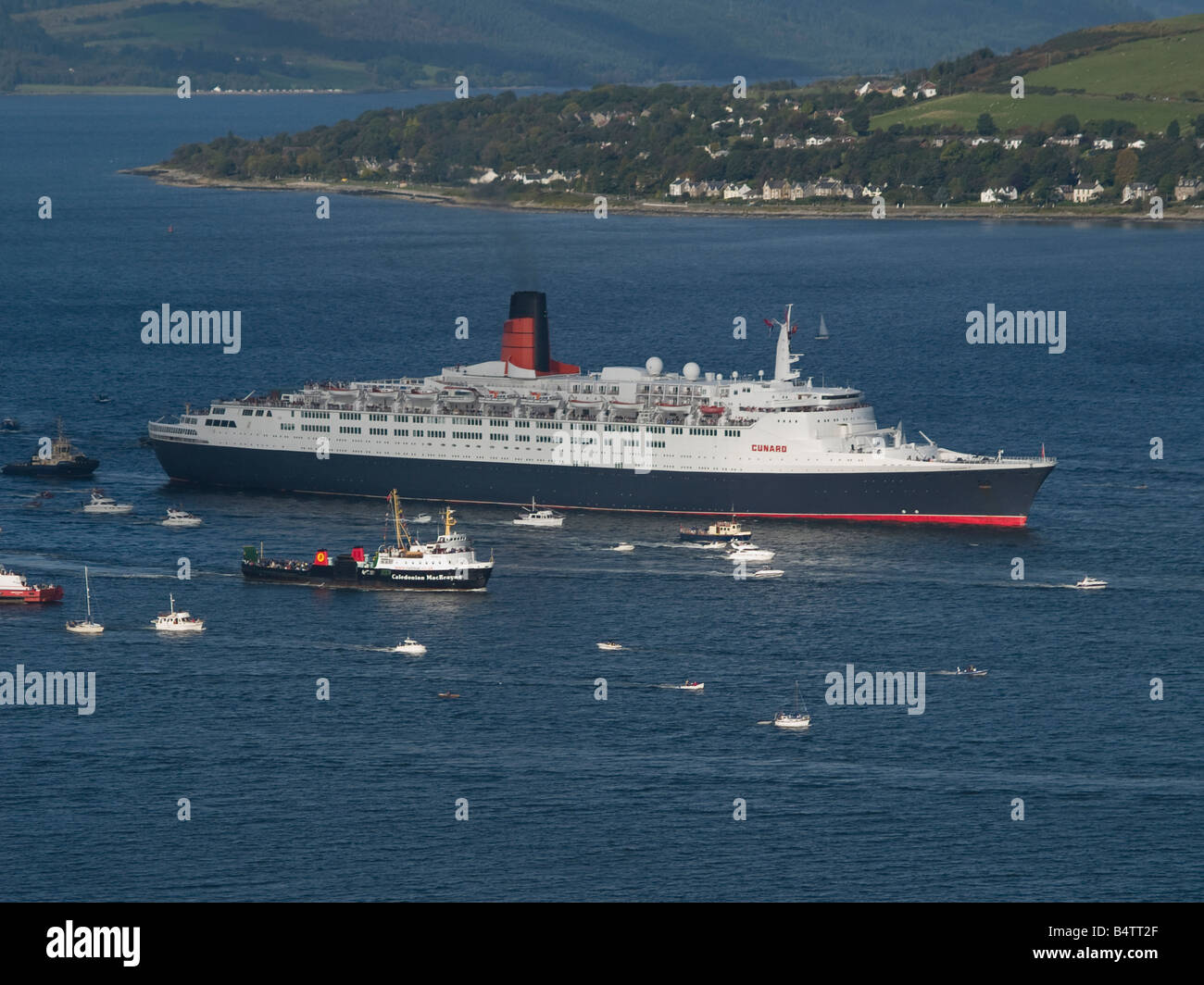 The QE2 off Greenock Stock Photo - Alamy