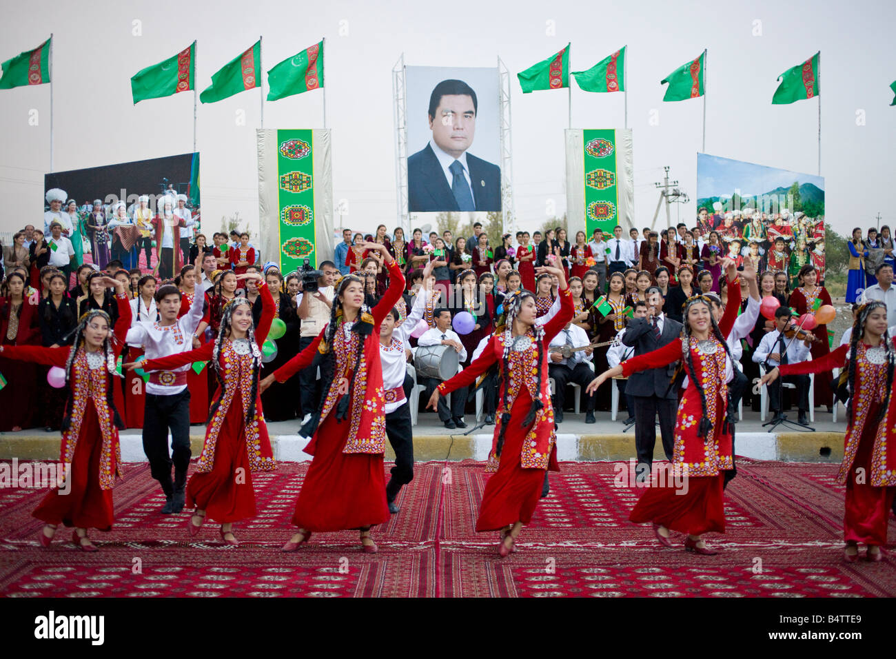 Turkmen girls hi-res stock photography and images - Alamy