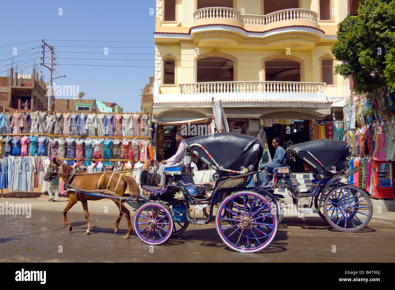 Street scenes horse carriages hi-res stock photography and images - Alamy