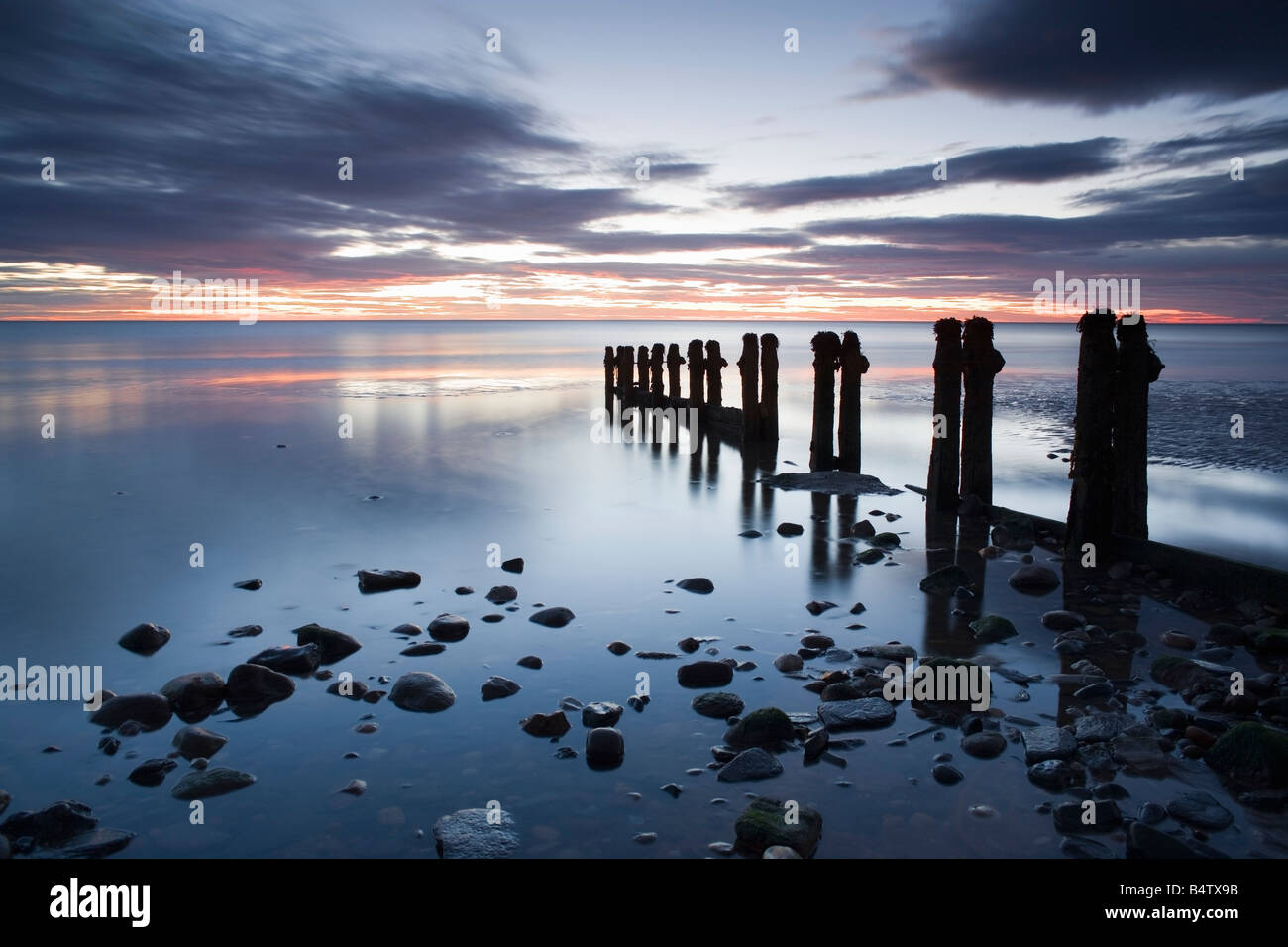 Seascape groynes hi-res stock photography and images - Alamy