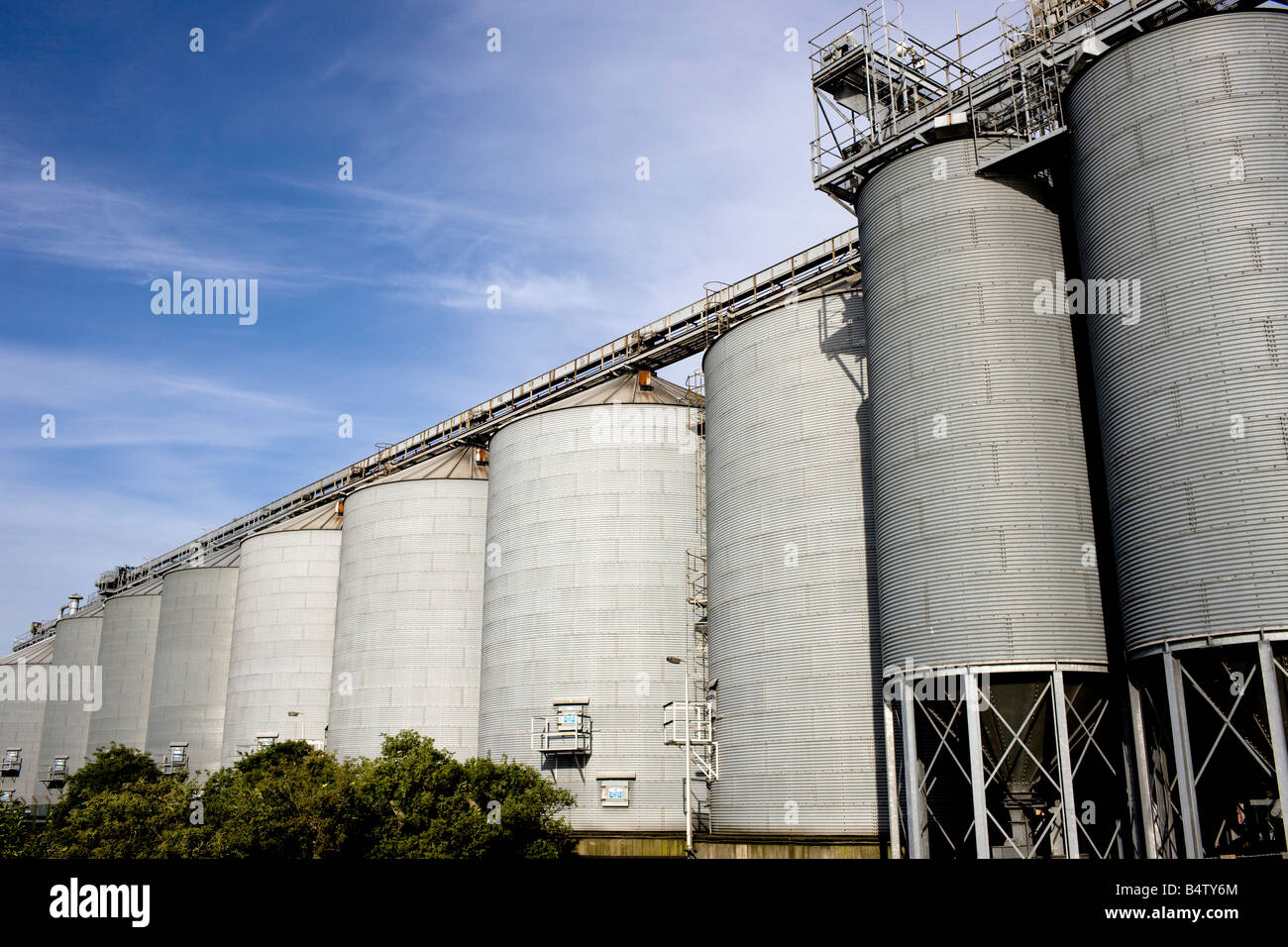 row of silos storing grain Stock Photo - Alamy