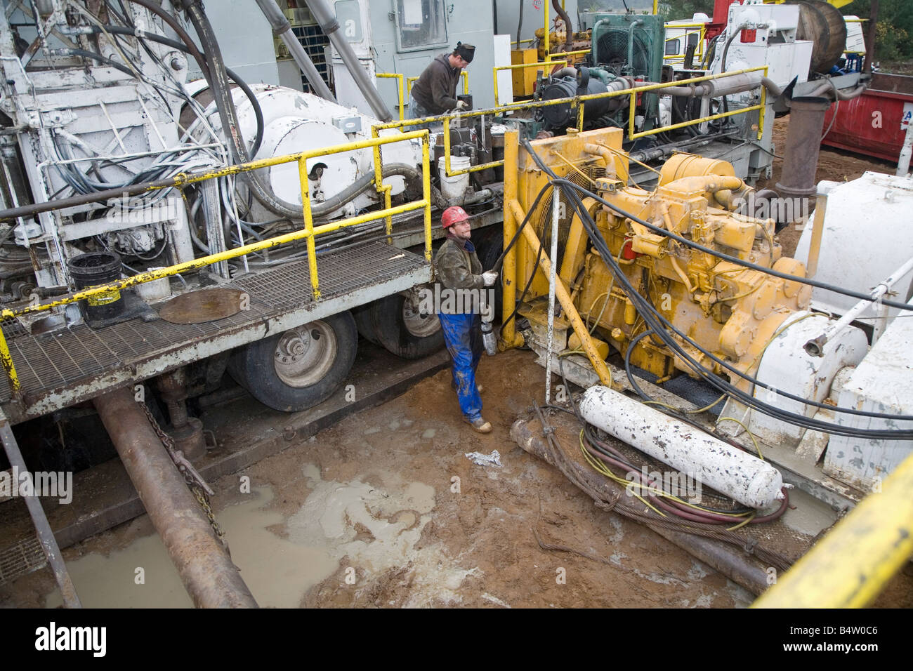 Natural gas drill rig hi-res stock photography and images - Alamy