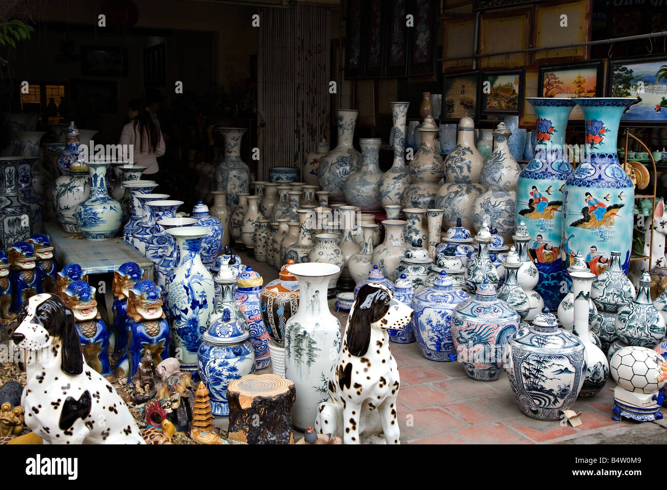 A store selling various decorative ceramic pottery Stock Photo - Alamy