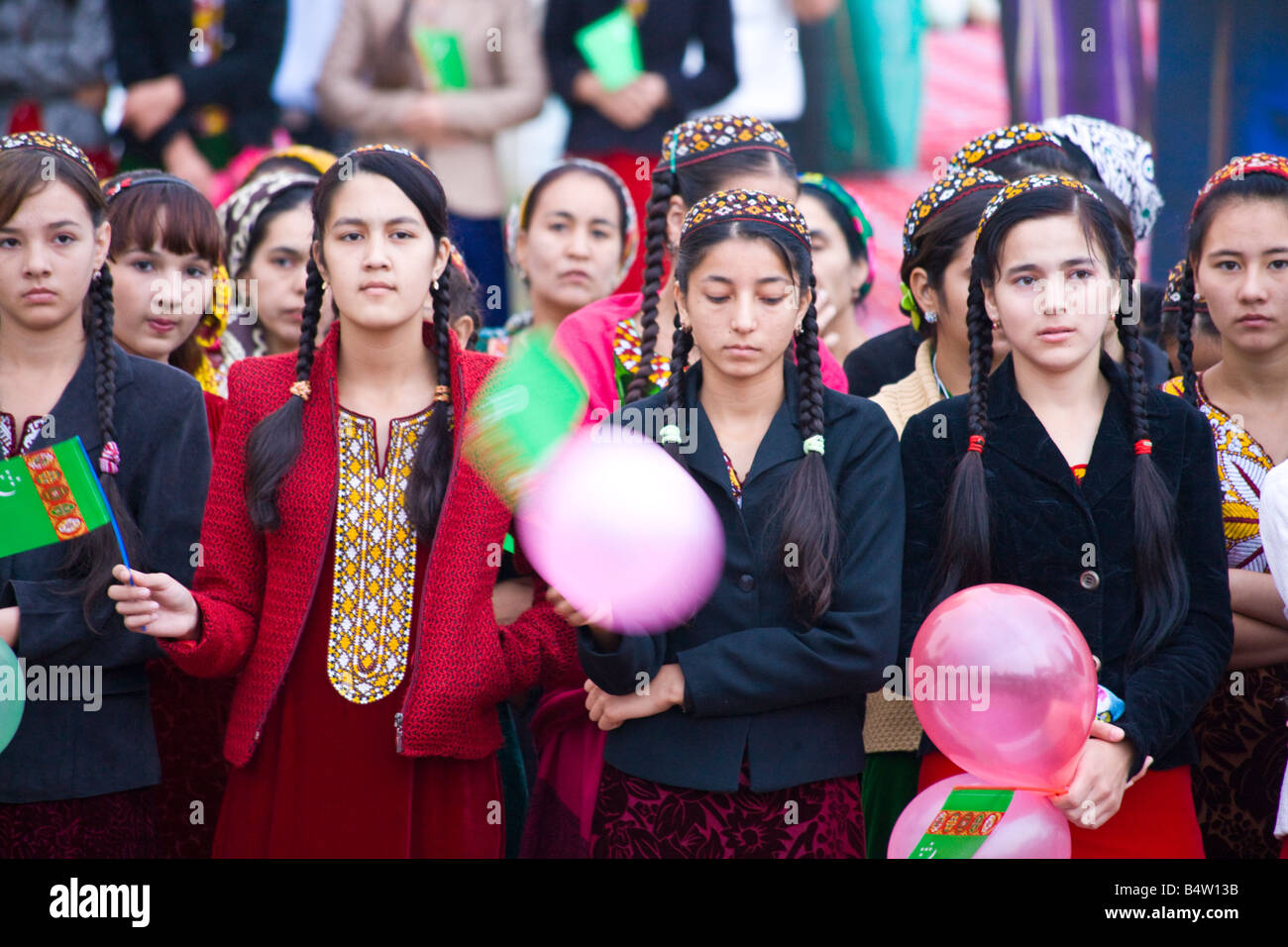 Crowd watching dancers hi-res stock photography and images - Alamy