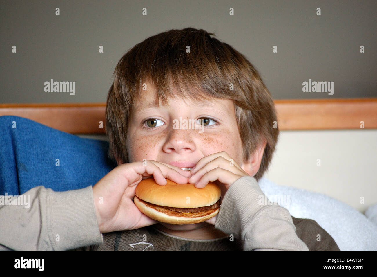 Child eating burger usa hi-res stock photography and images - Alamy