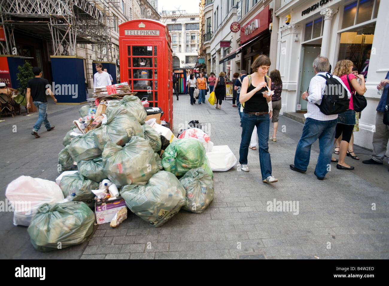 Rubbish in london street hi-res stock photography and images - Alamy