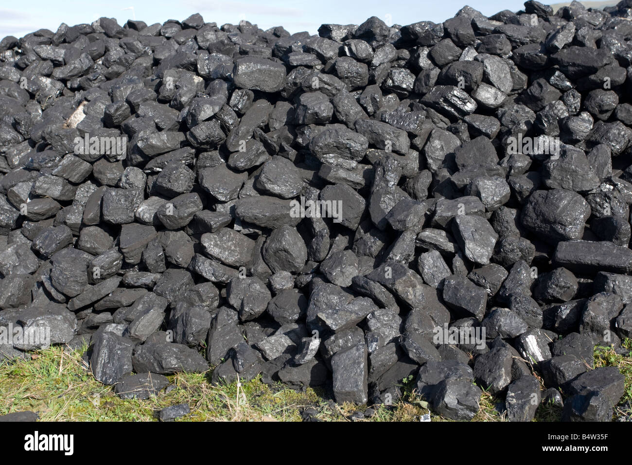 Pile of coal hi-res stock photography and images - Alamy