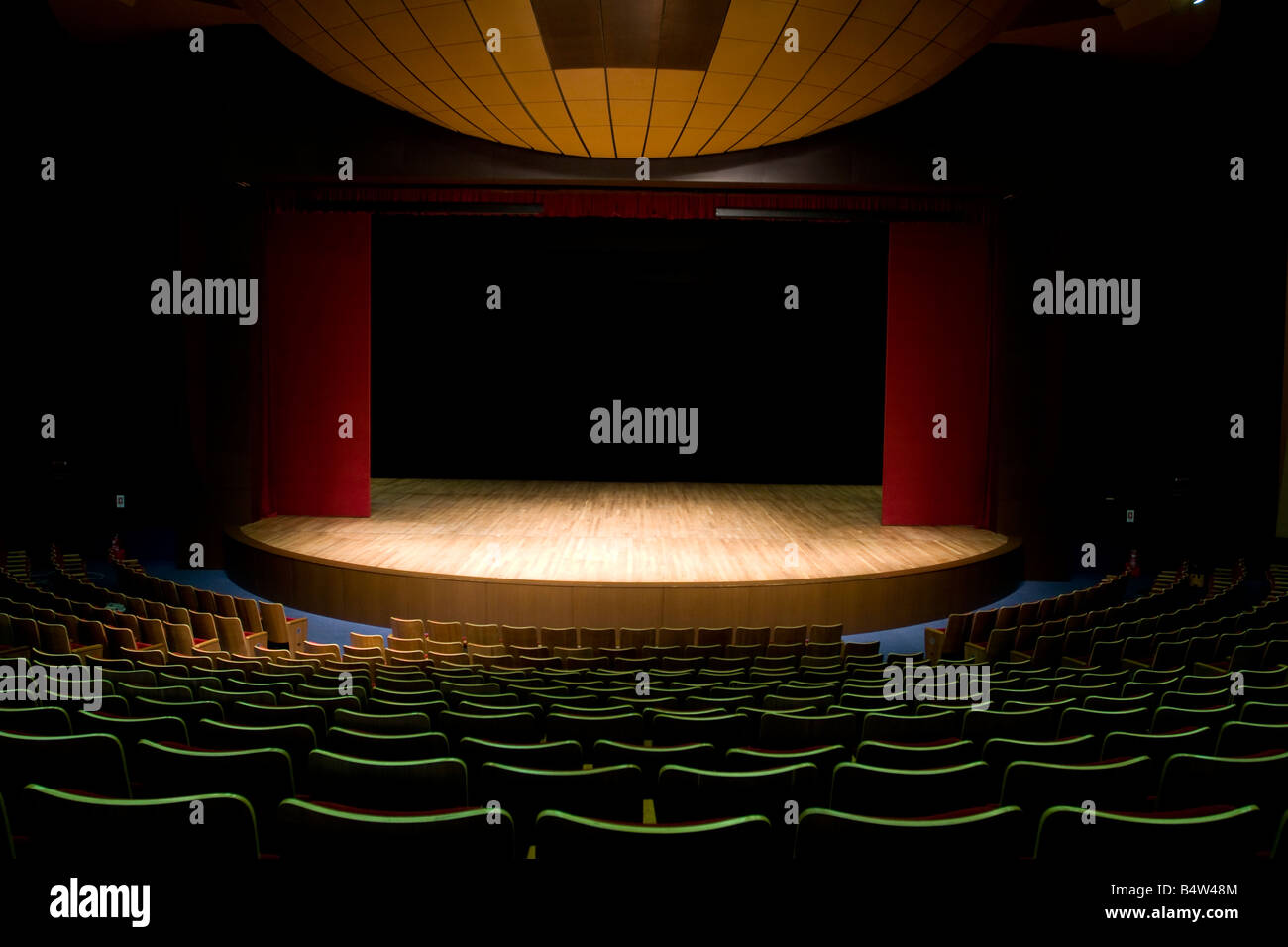 Empty red scene stage hi-res stock photography and images - Alamy