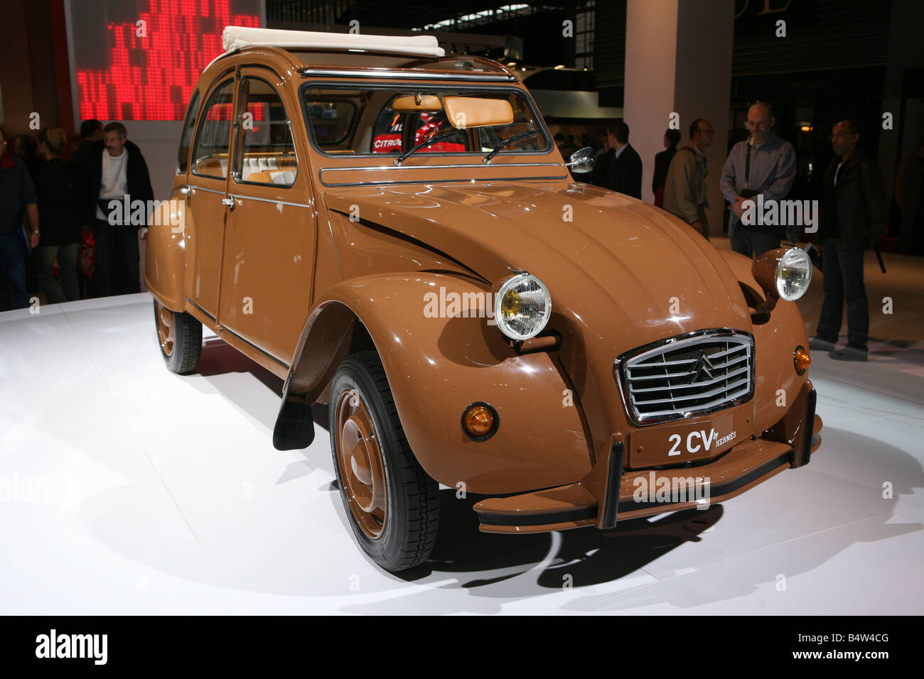 Citroen 2cv french icon hi-res stock photography and images - Alamy