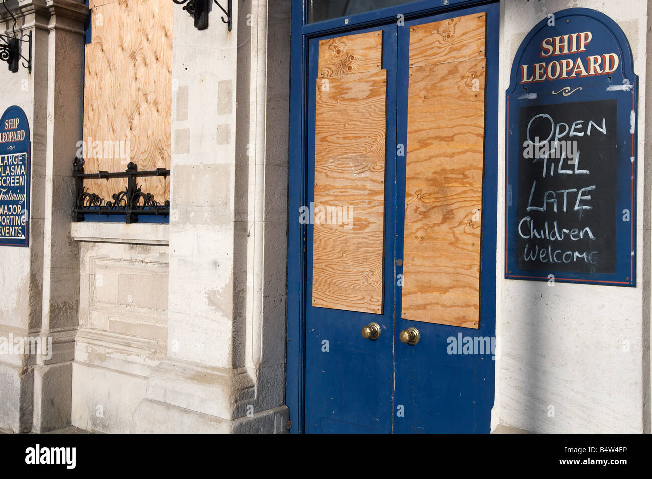 Closed public house, England Stock Photo - Alamy