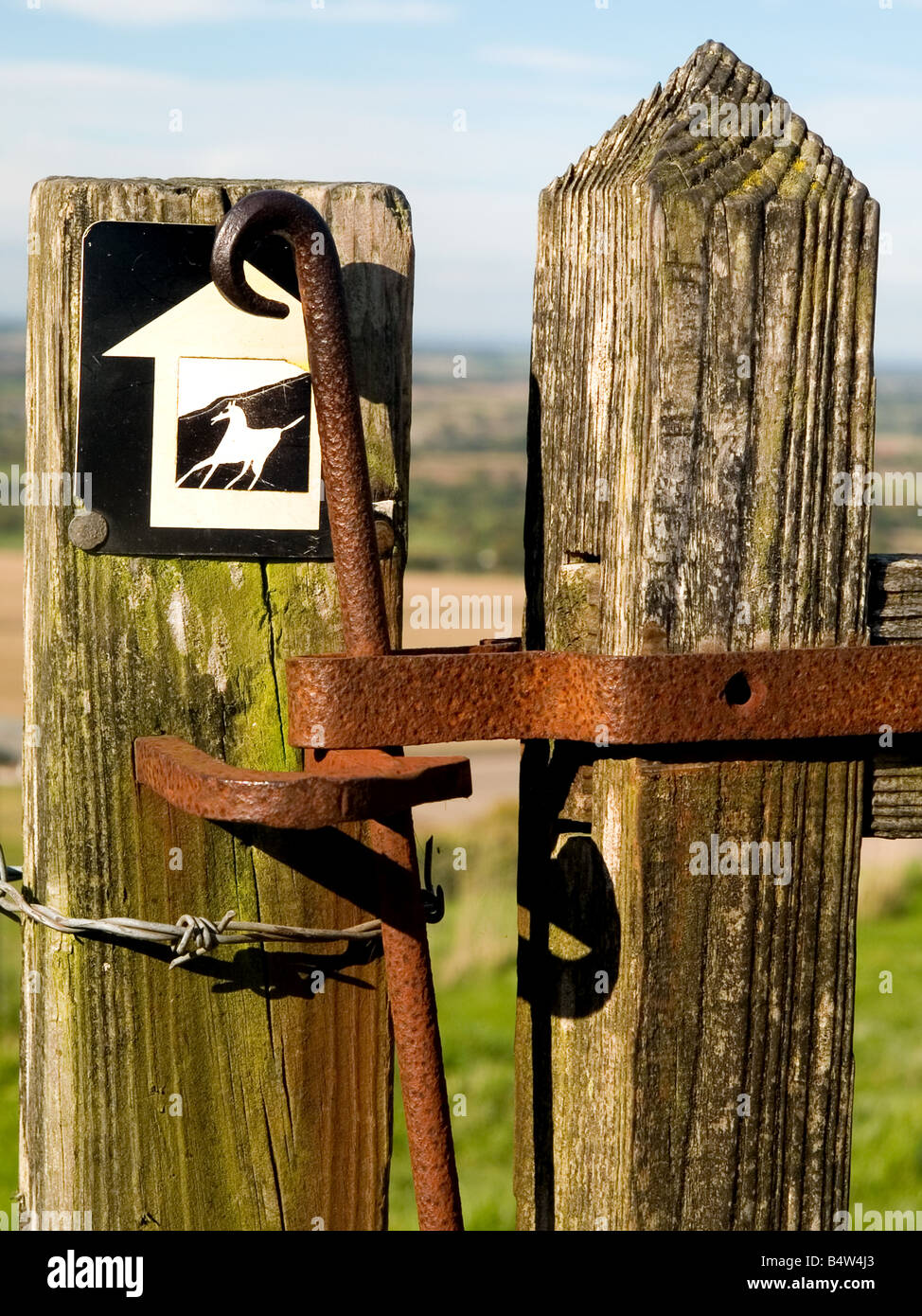 old gate post, white horse sign Stock Photo - Alamy