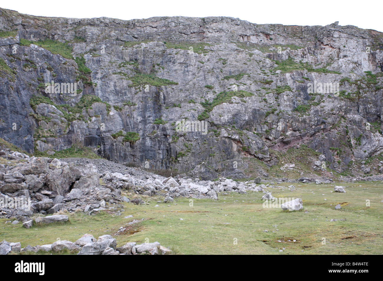 Disused limestone quarry hi-res stock photography and images - Alamy