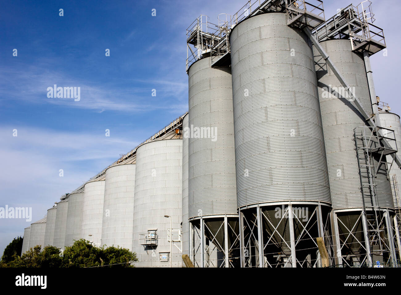 row of silos storing grain Stock Photo - Alamy