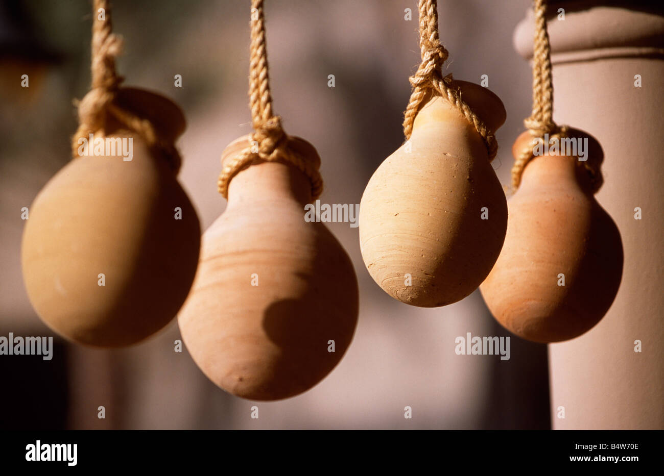 Oman, Dhakiliya, Ceramic pots in the souq at Nizwa Stock Photo - Alamy