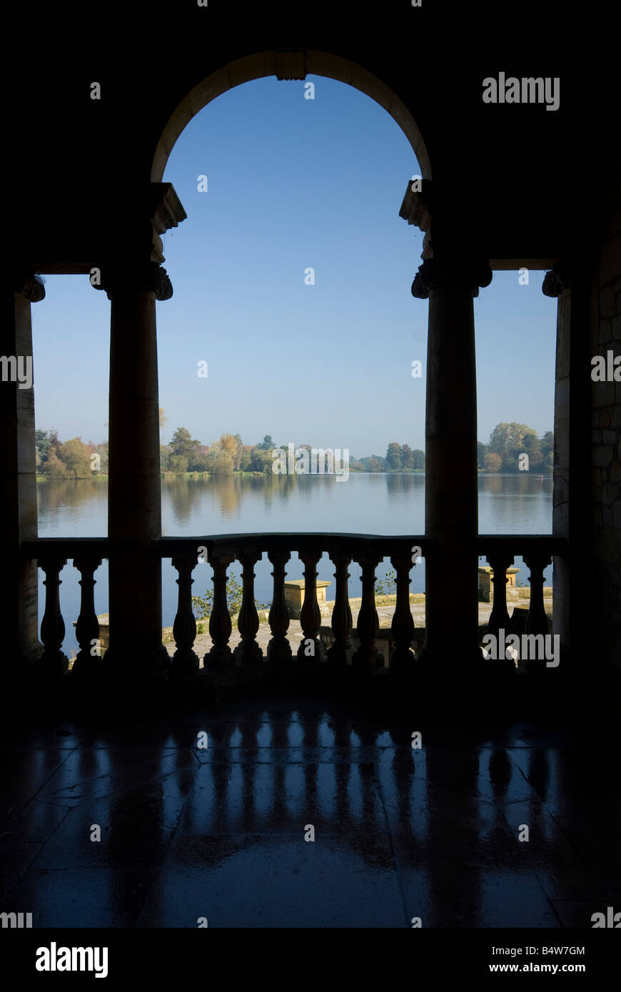 Lakeside castle hi-res stock photography and images - Alamy