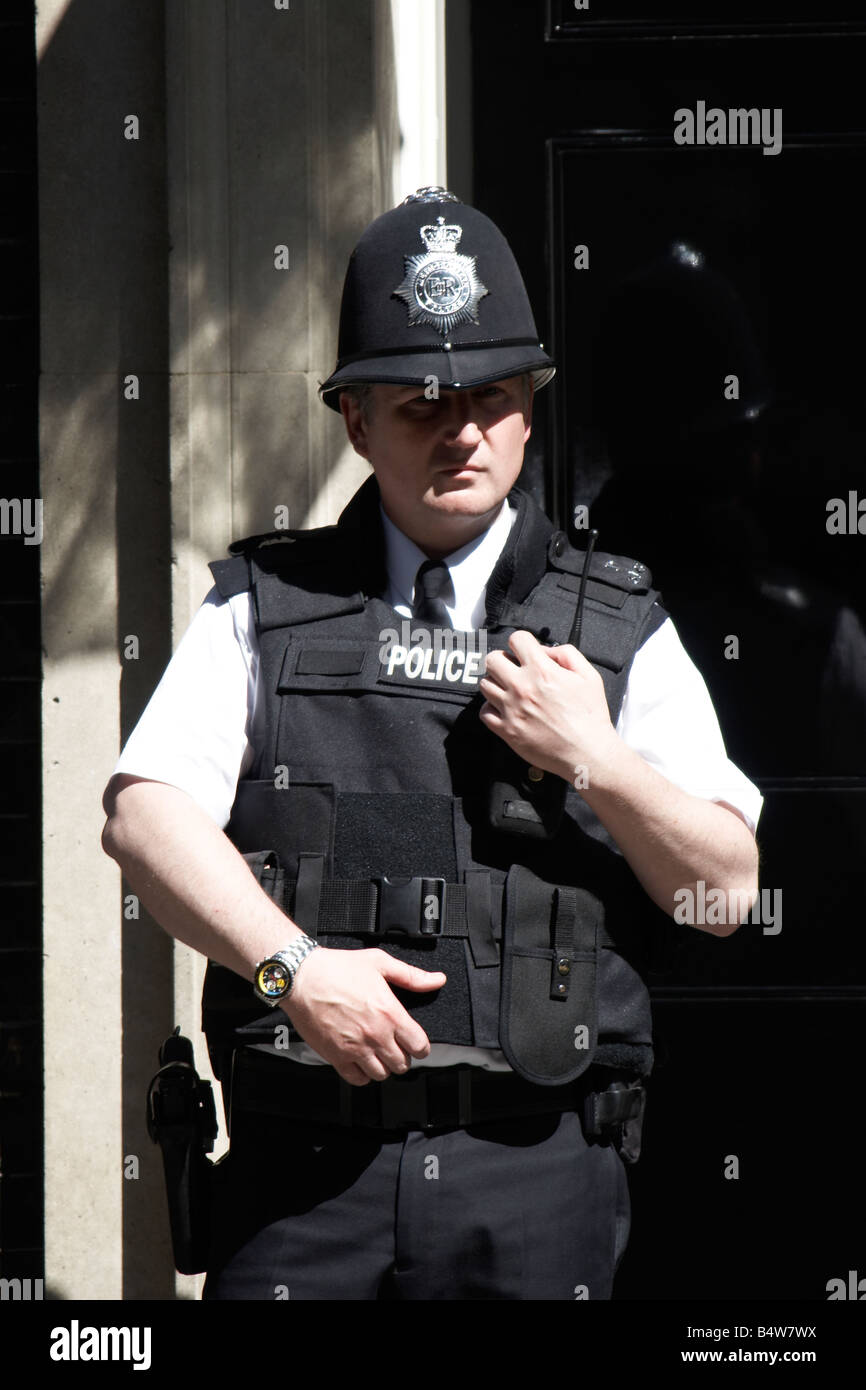 Metropolitan Police Officer in front of Number Ten Downing Street home ...