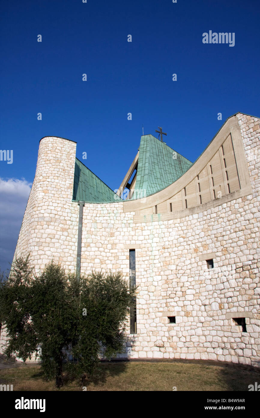 Chiesa sull autostrada church hi-res stock photography and images - Alamy