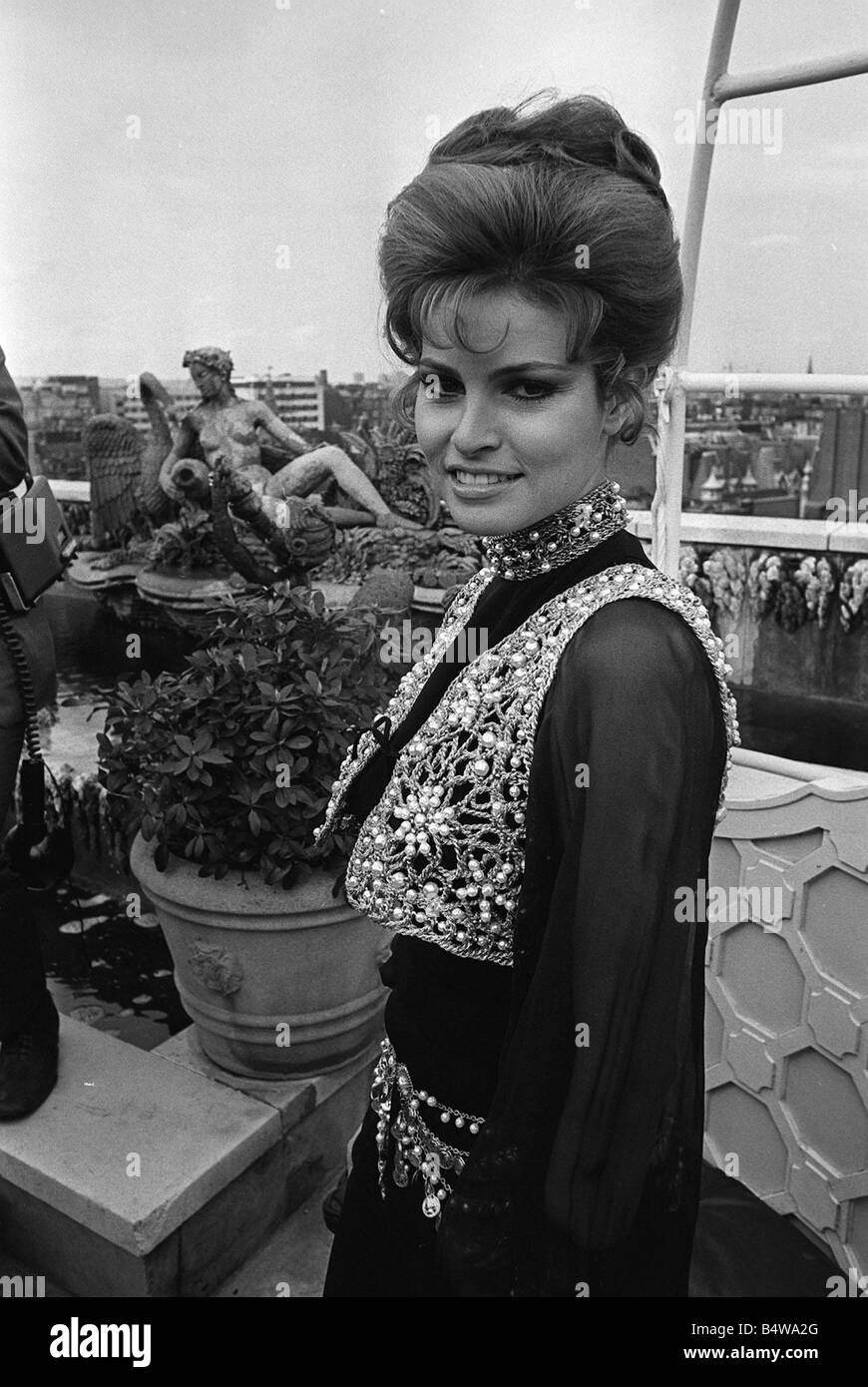 Actress raquel welch 1969 hi-res stock photography and images - Alamy