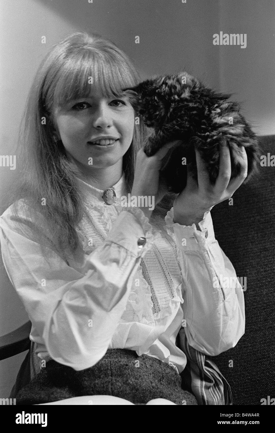 Actress Jane Asher holding a kitten 1965 Stock Photo - Alamy