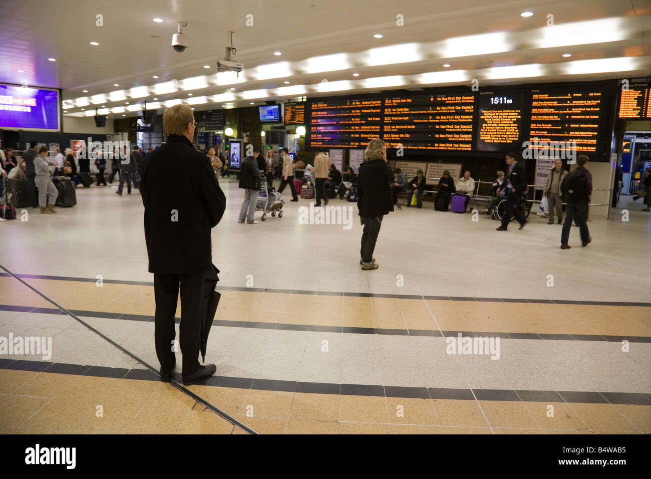 Kings cross station departure board hi-res stock photography and images ...