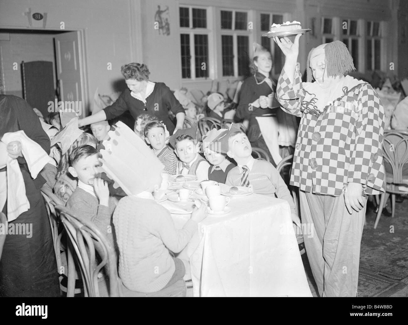 Children tea party 1953 hi-res stock photography and images - Alamy