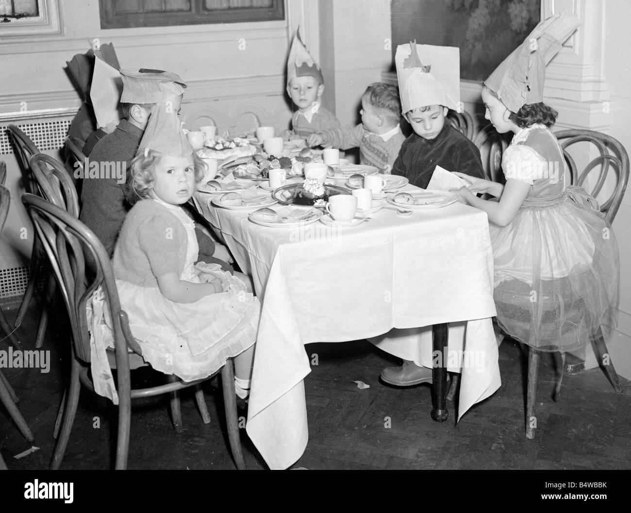 Children tea party 1953 hi-res stock photography and images - Alamy