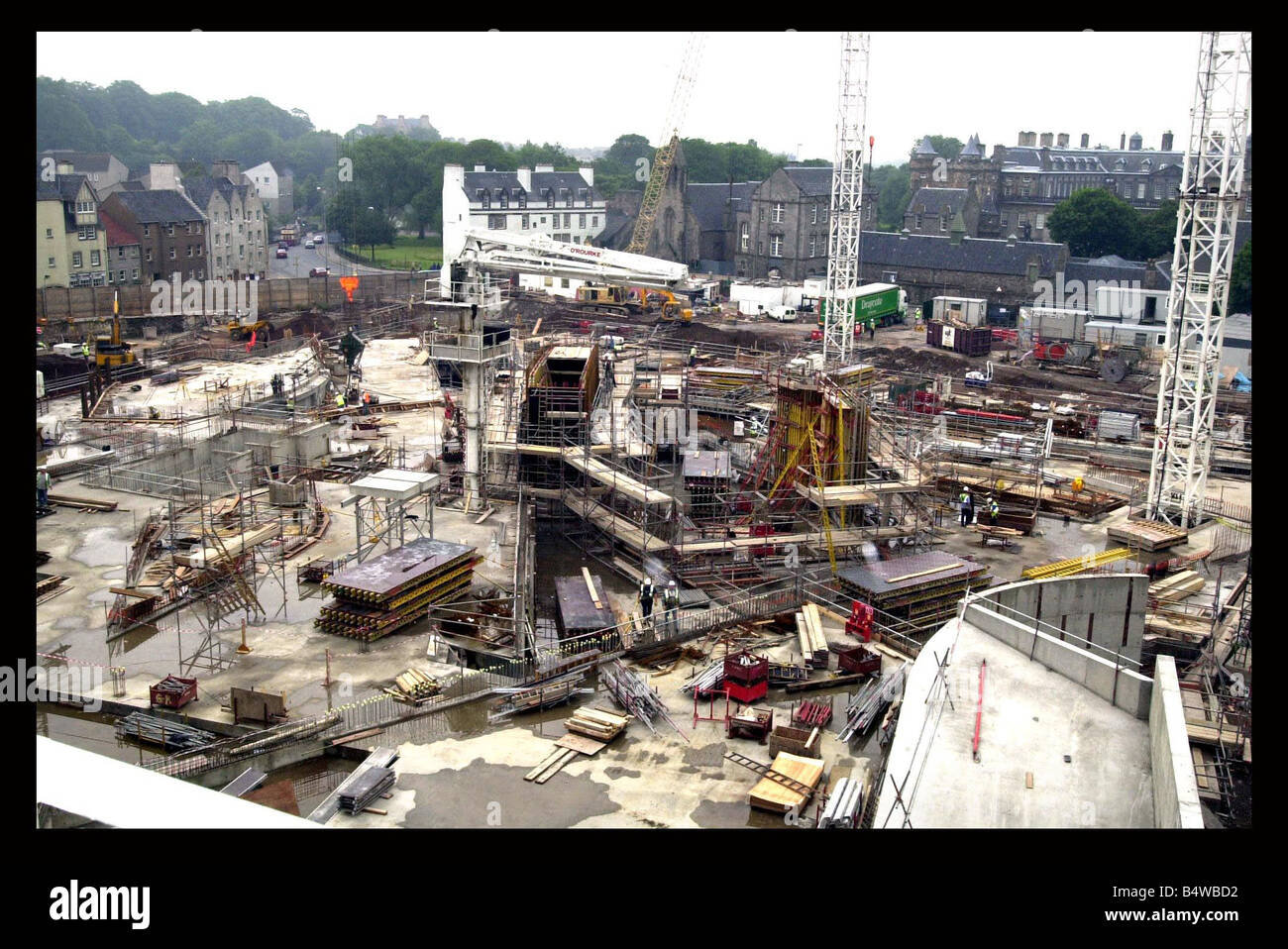 SCOTTISH PARLIAMENT BUILDING JUNE 2001 WORKMEN WORK CONSTRUCTION AT THE ...