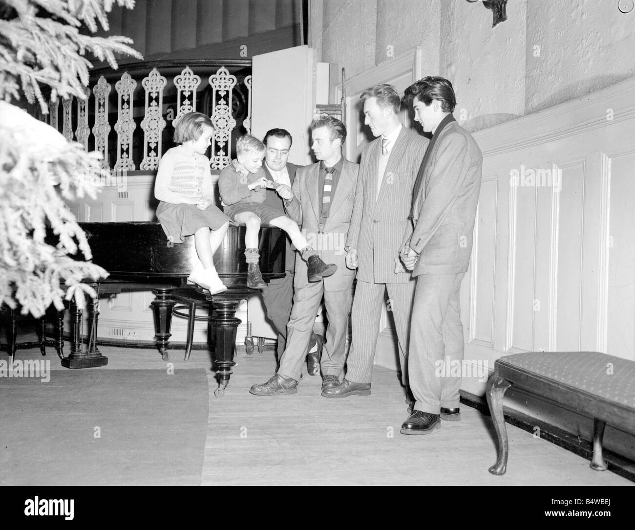 Teddy boys 1950s hi-res stock photography and images - Alamy