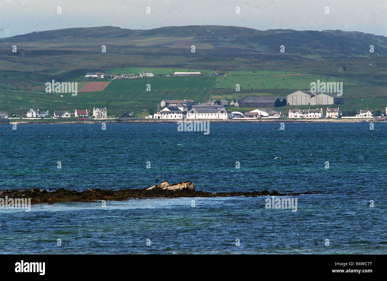 Islay coast line sea shore buildings Stock Photo - Alamy