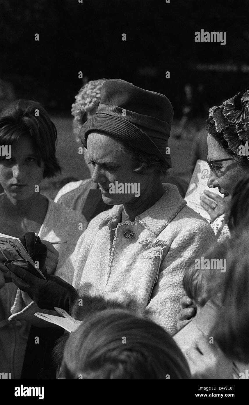 Anna Neagle actress signing autographs at Sandown Races P6121 Box Q185 ...