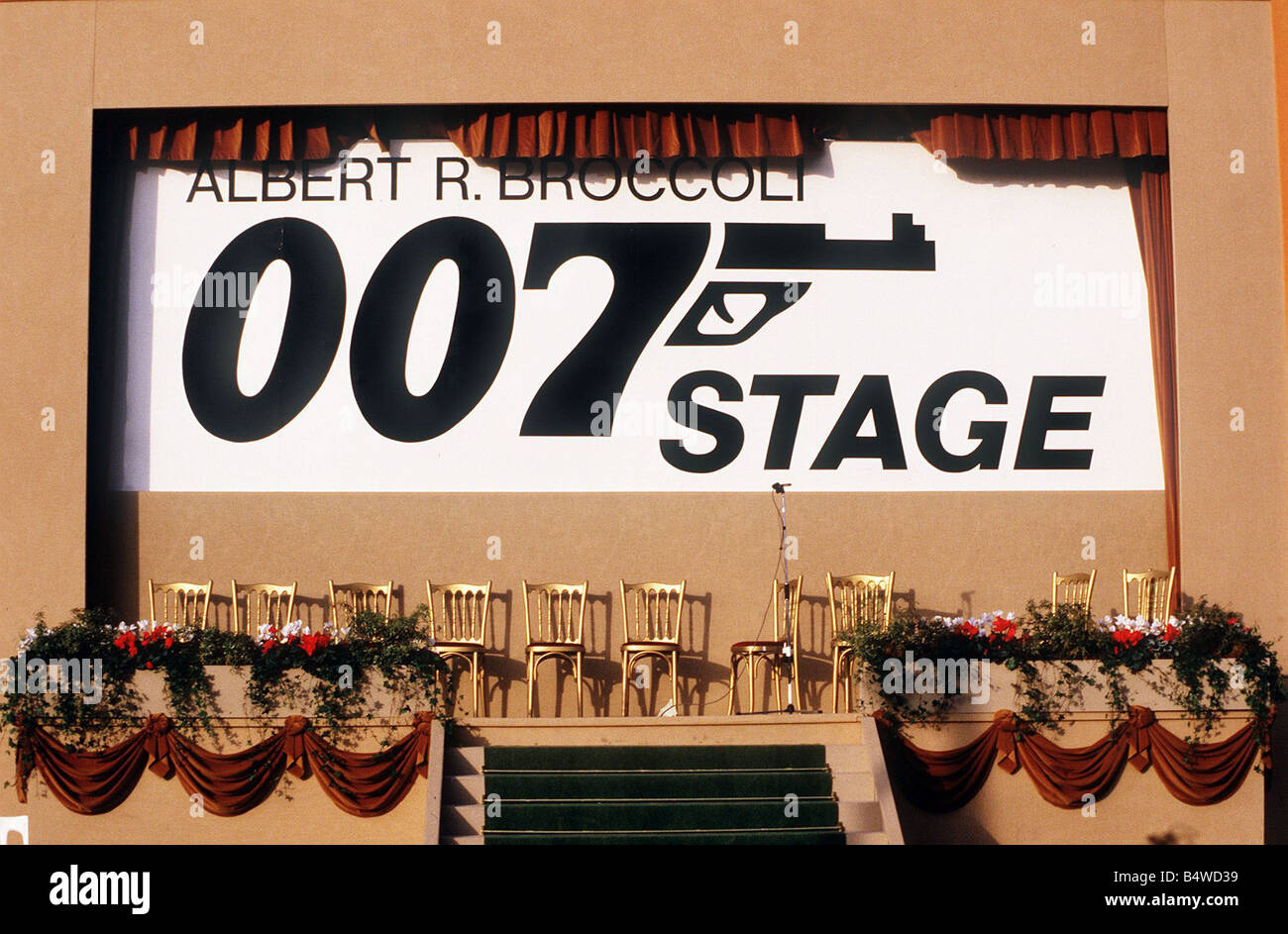 007 stage opening hi-res stock photography and images - Alamy