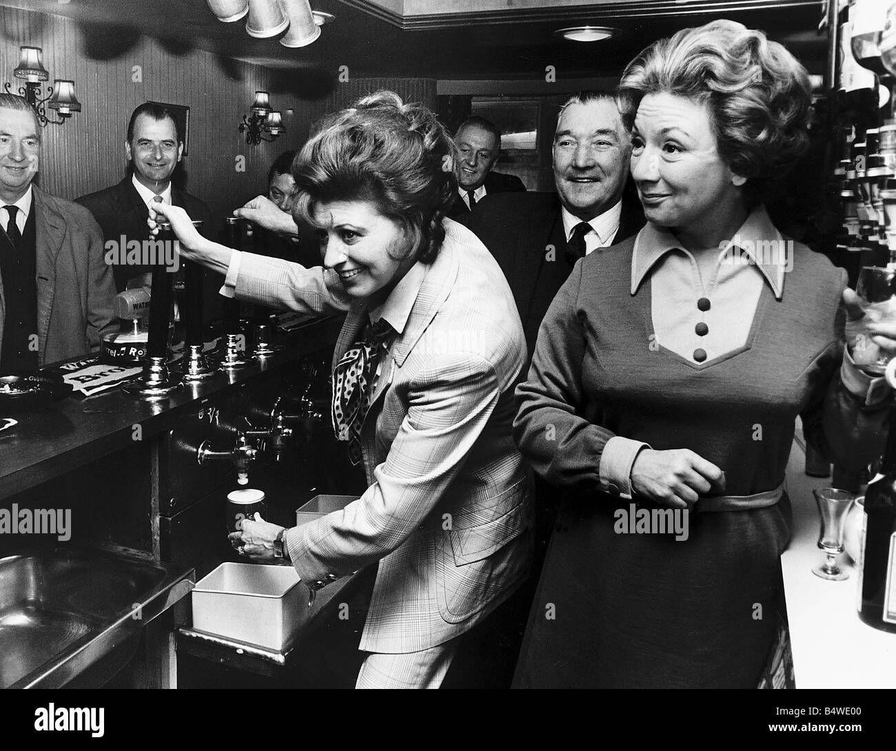 Pat Phoenix Actress With Joan Francis Behind The Bar Of The Navigation ...