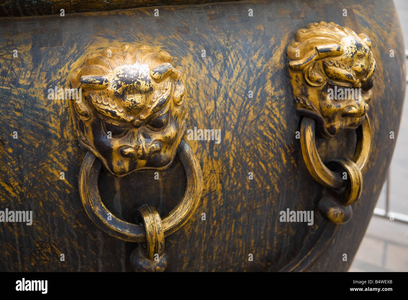 Large Chinese vessel with dragon hooks Stock Photo - Alamy