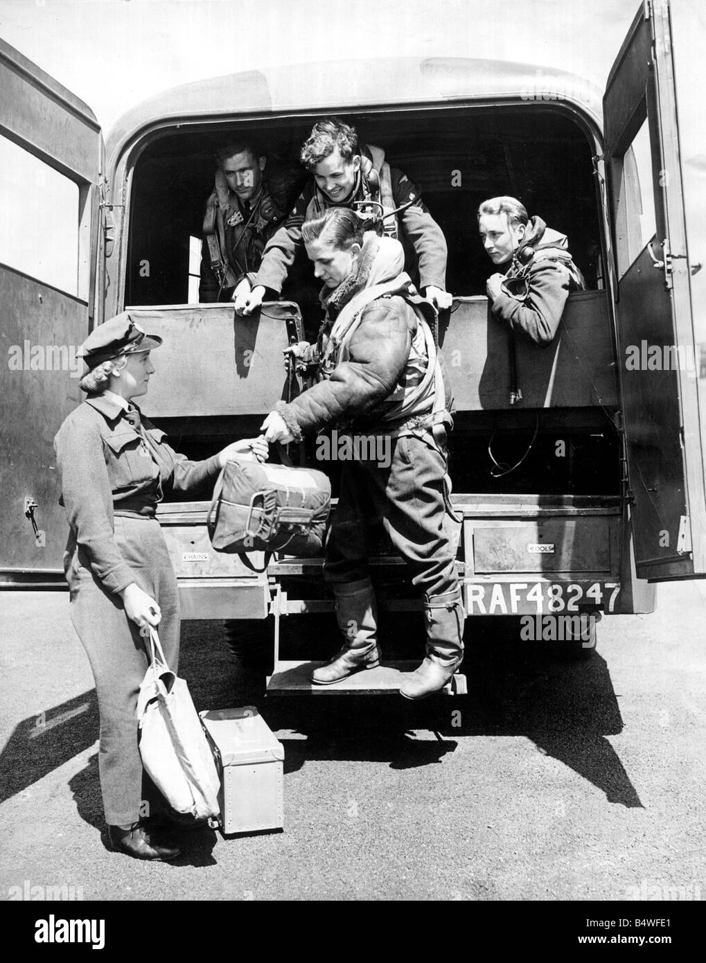Raf crews arrive dispersal point hi-res stock photography and images ...
