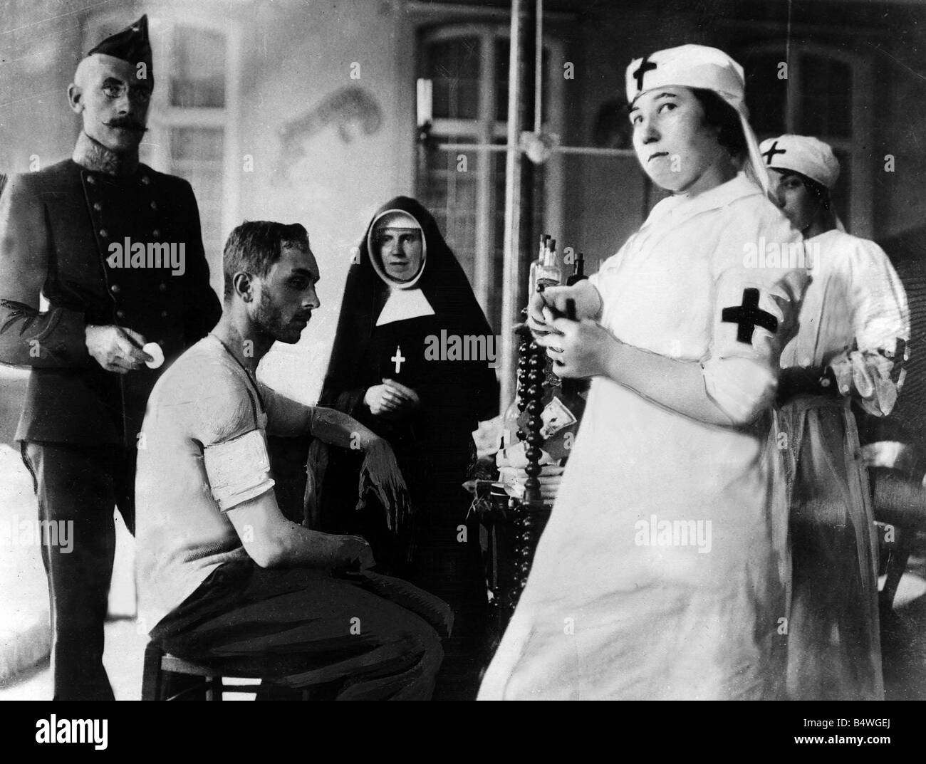 Red Cross nurses and doctors with wounded men during World War I first ...