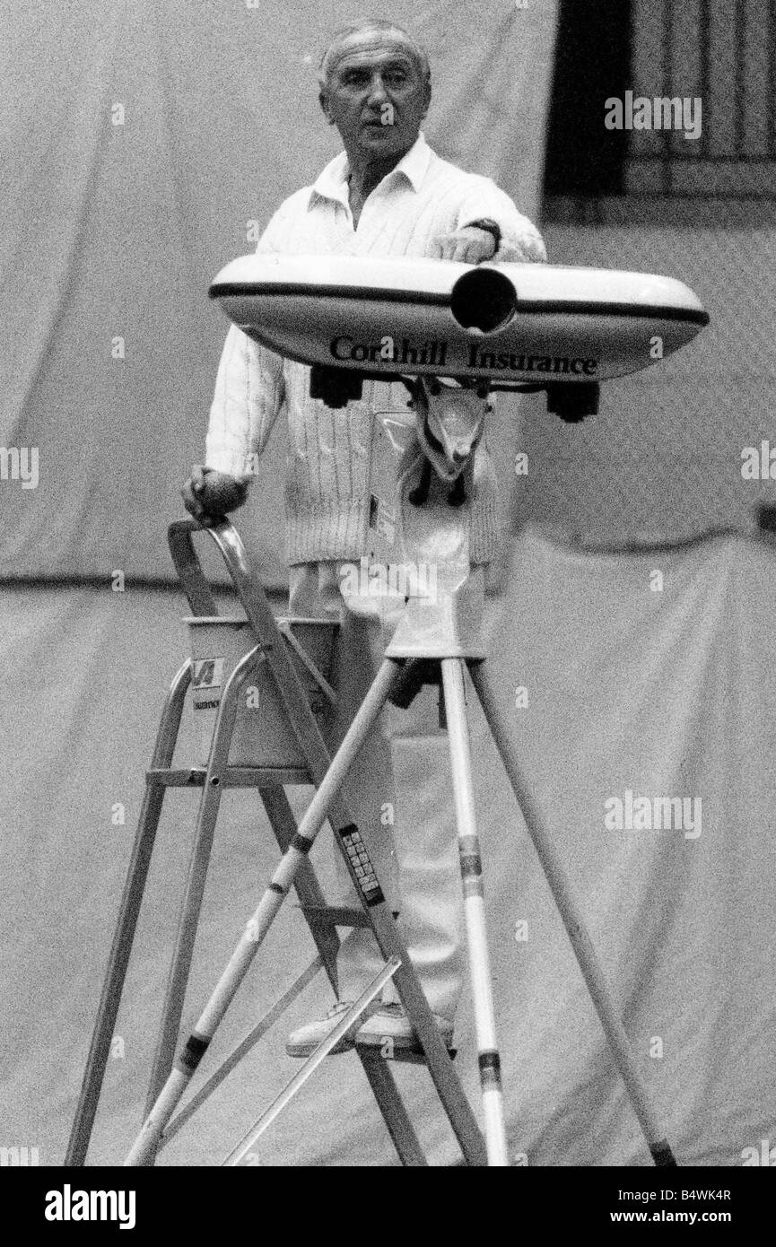 Micky Stewart with bowling machine 1990 Stock Photo - Alamy