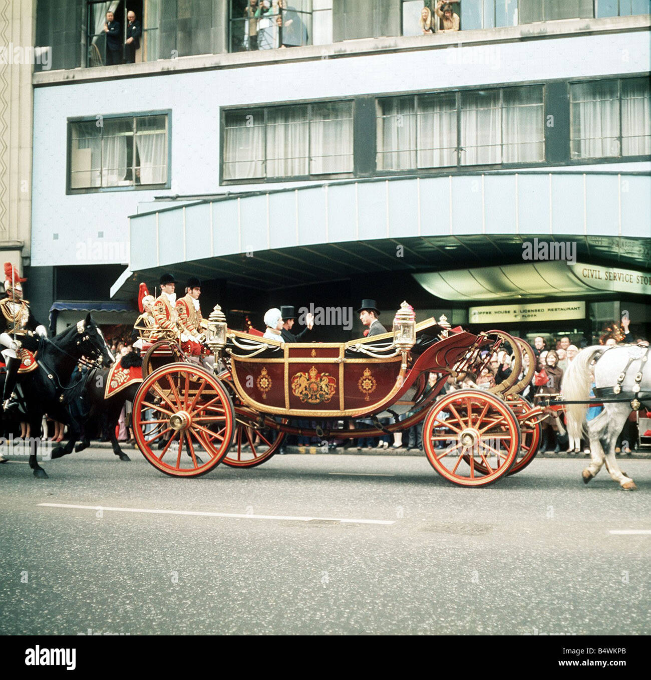 Queen Elizabeth II silver wedding procession Nov 1972 Queen Elizabeth ...