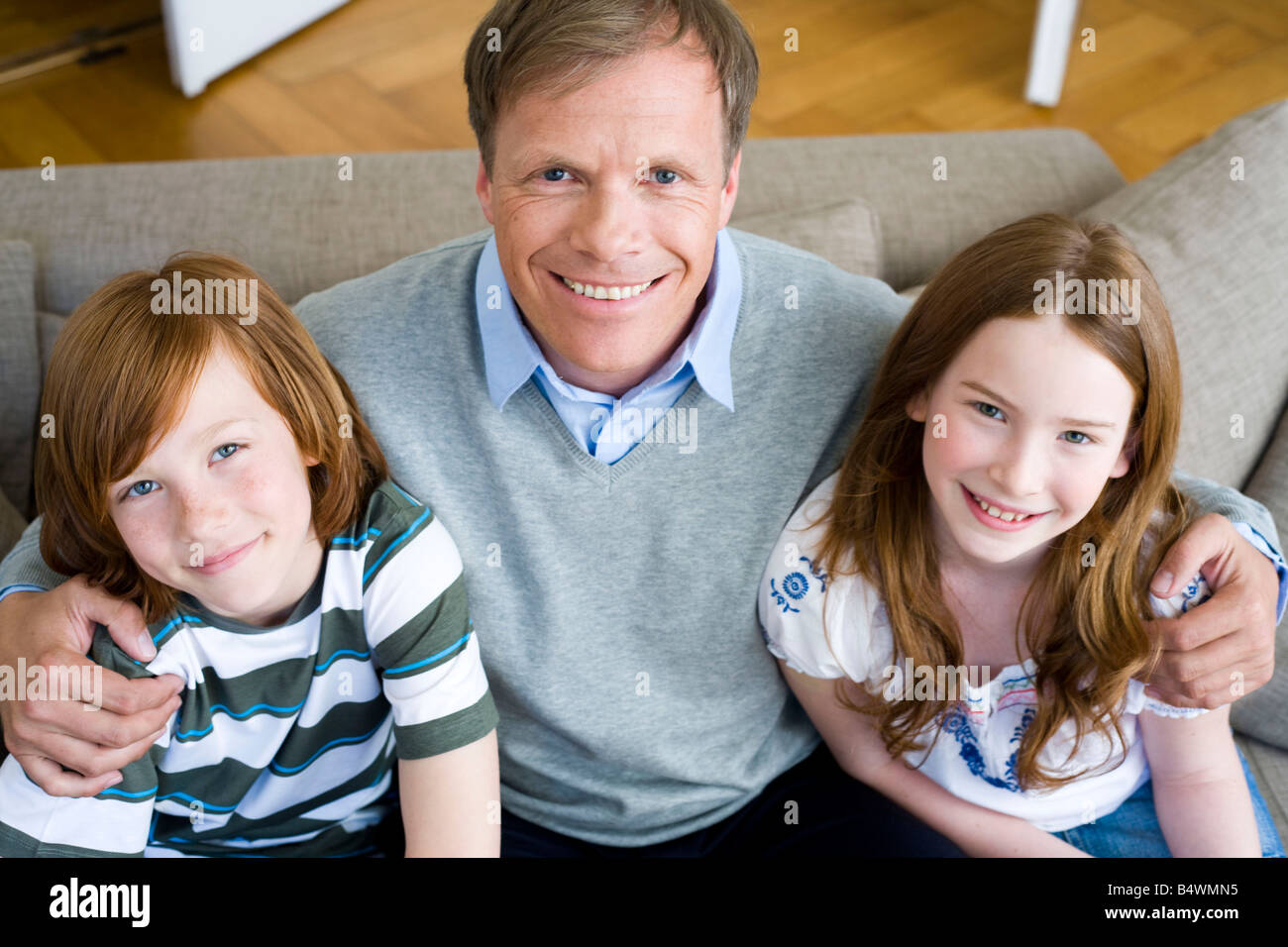 Father in middle son daughter hi-res stock photography and images - Alamy