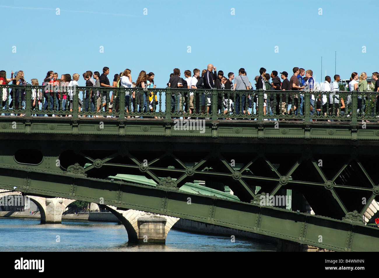 Paris : foule sur le pont d'Arcole Stock Photo - Alamy