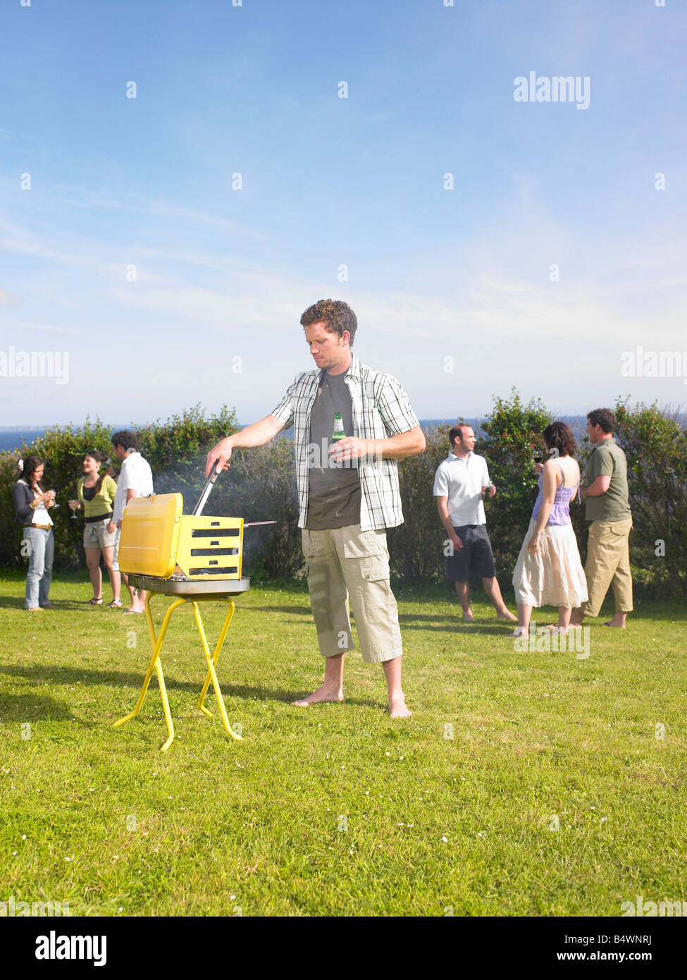 Tending bar hi-res stock photography and images - Alamy