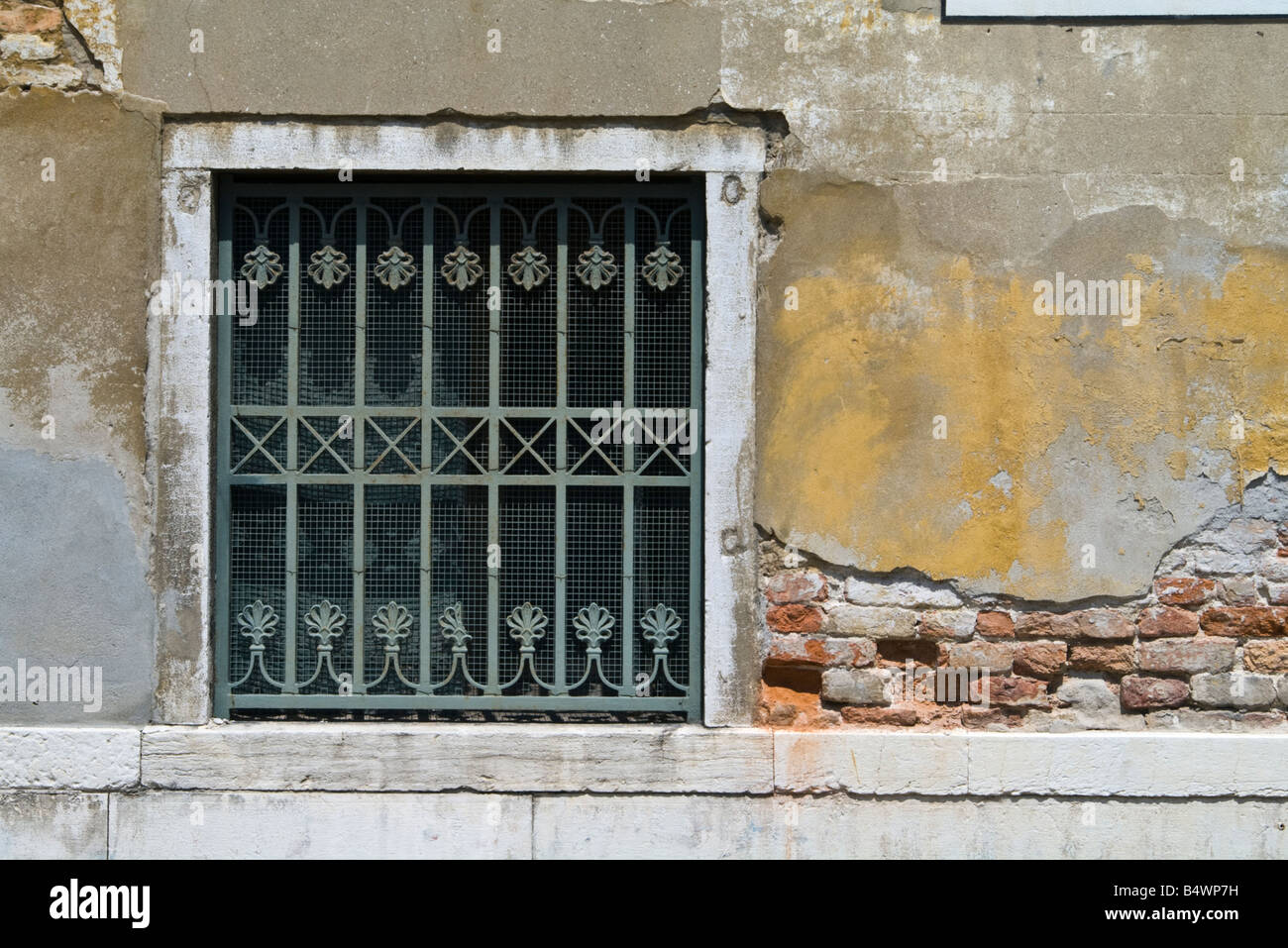Dilapidated wall patterns hi-res stock photography and images - Alamy