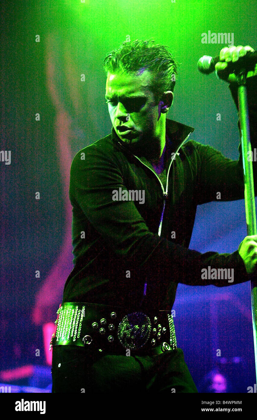 Robbie williams 2000 hi-res stock photography and images - Alamy