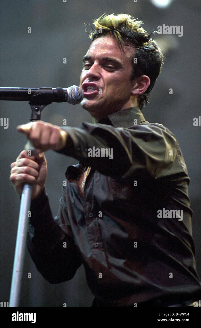 Robbie williams 2001 hi-res stock photography and images - Alamy