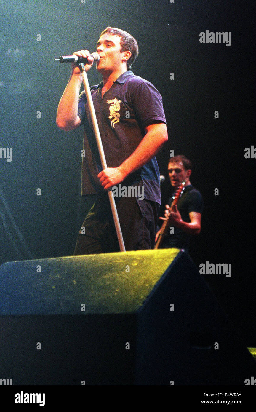 Robbie williams 1999 hi-res stock photography and images - Alamy